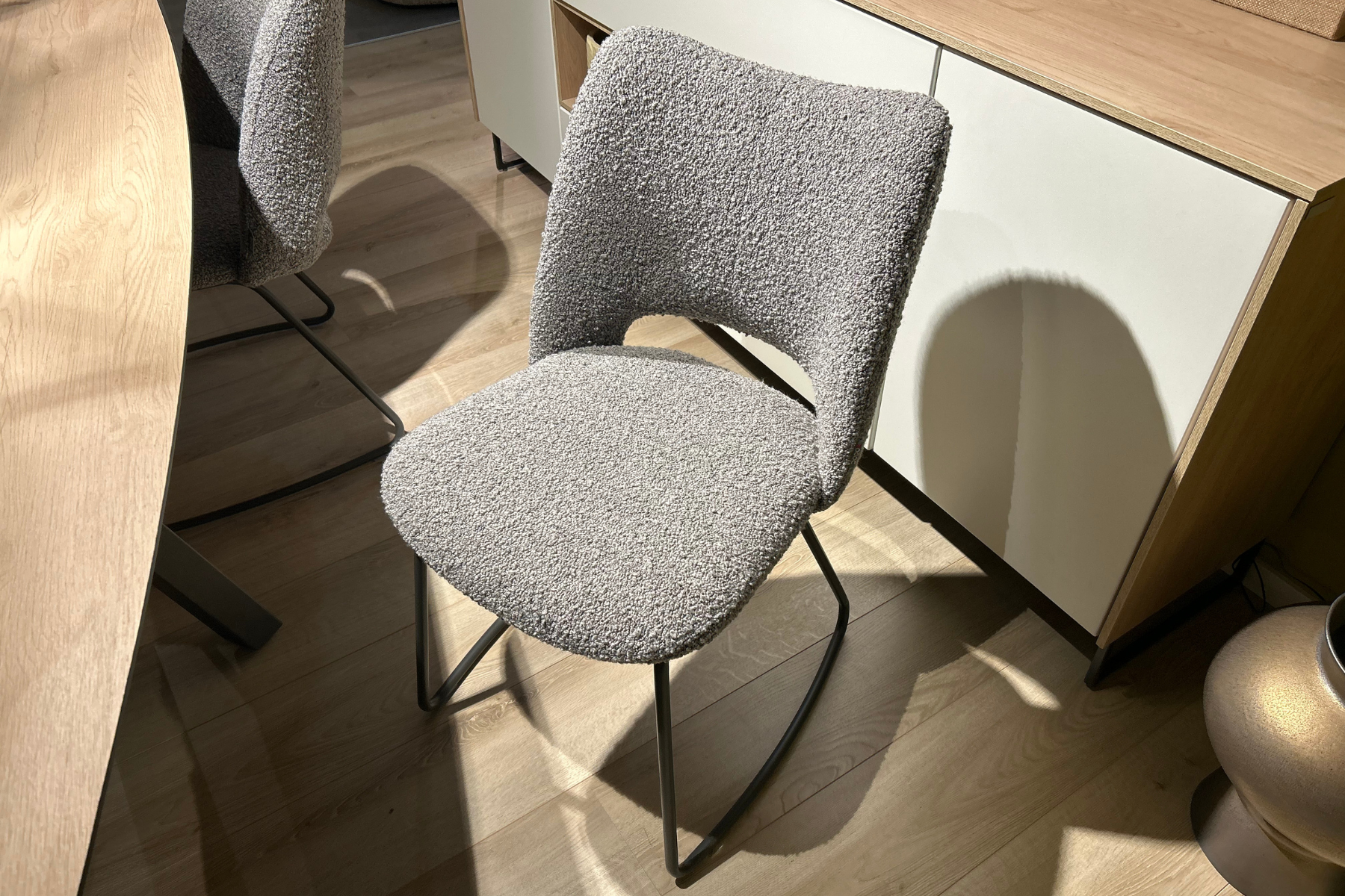 CHAISE KODI GRIS • Meubles Belot à Soignies